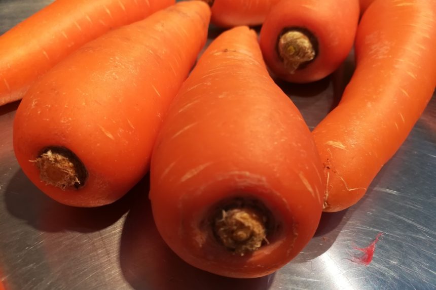 Carrots Turn White for One Simple Reason - Garden.eco
