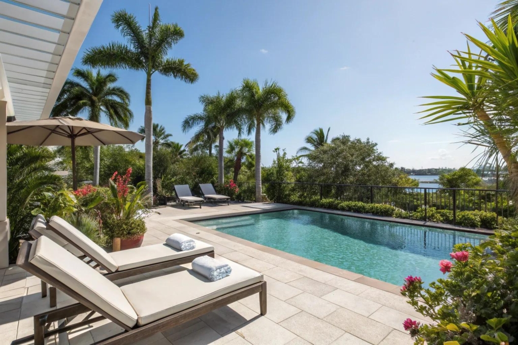 16+ Inspiring Pool Lounge Area Ideas