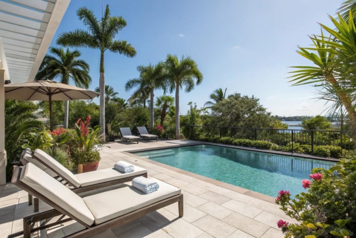 11+ Inspiring Screened In Pool Ideas