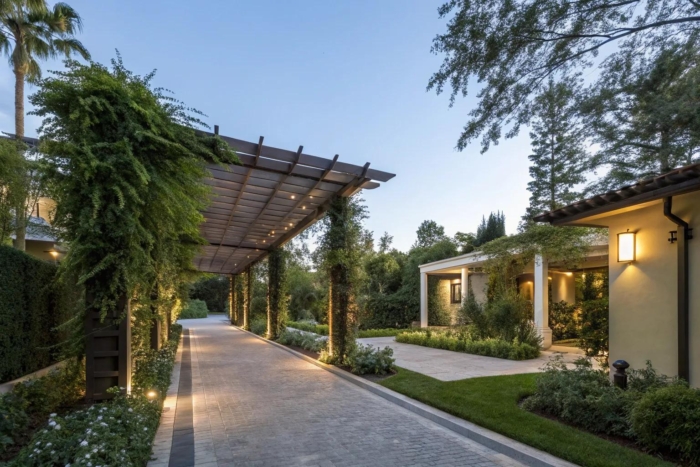 18+ Inspiring Driveway Pergola Ideas